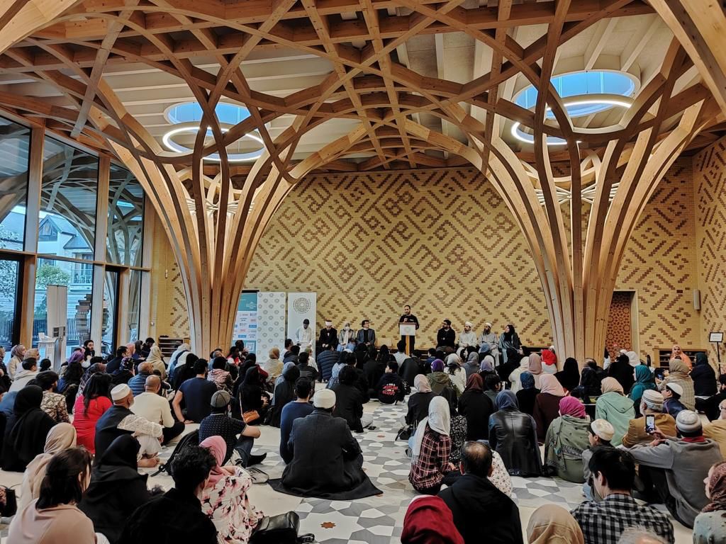 Cambridge mosque holds community iftar to celebrate diversity | Arab News