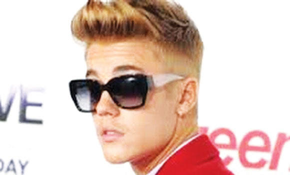 Justin Bieber spotted reading self-help book | Arab News