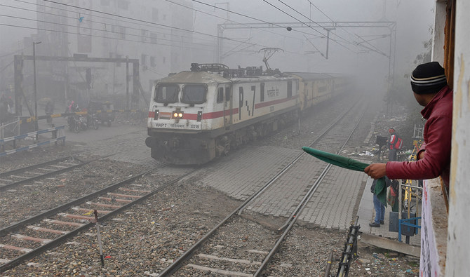 New Delhi fog disrupts air and rail travel | Arab News