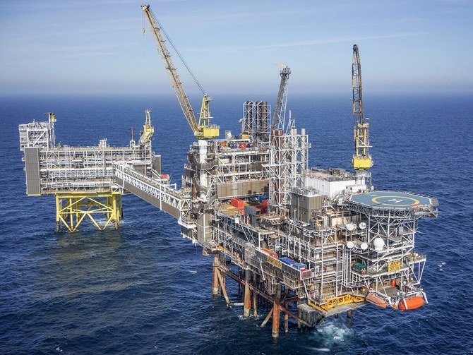 Oil falls 2% on rate hike expectations, stronger US dollar | Arab News