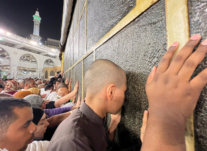 Huge crowds circle Kaaba as Hajj begins in Saudi heat | Arab News
