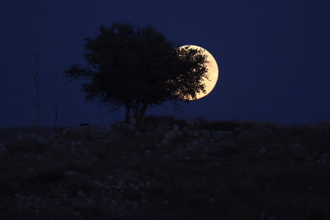 Rare super blue moon fever around the Middle East | Arab News