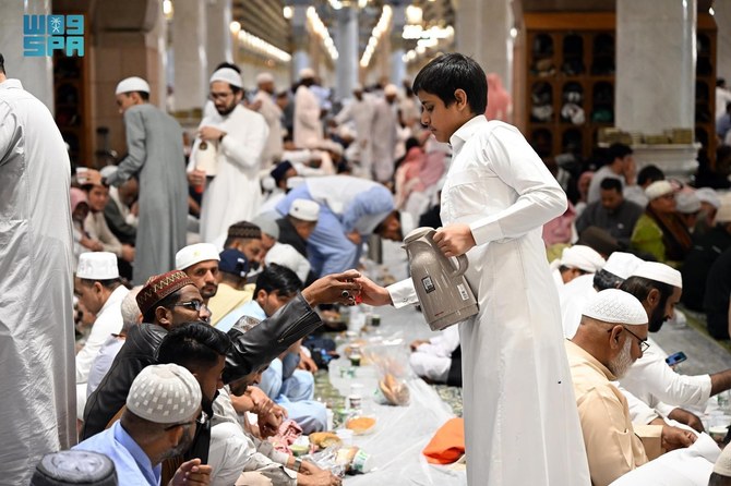 Thousands flock to Saudi Arabia’s 2 Holy Mosques to break fast on first ...