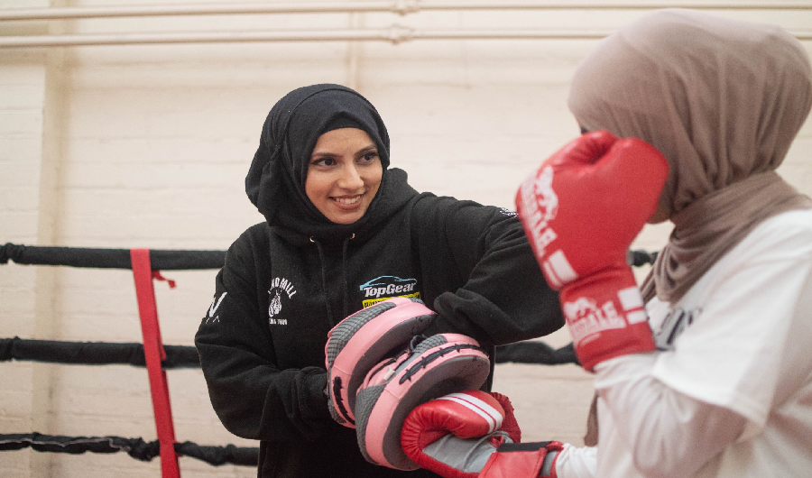 As first hijabi boxing coach in England, British-Pakistani fights for ...